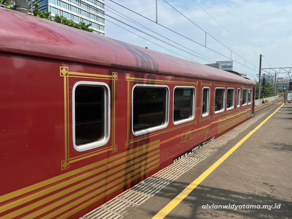 Selayang Pandang dari Kereta Mewah: Pengalaman Perdana Naik Kereta Api ...