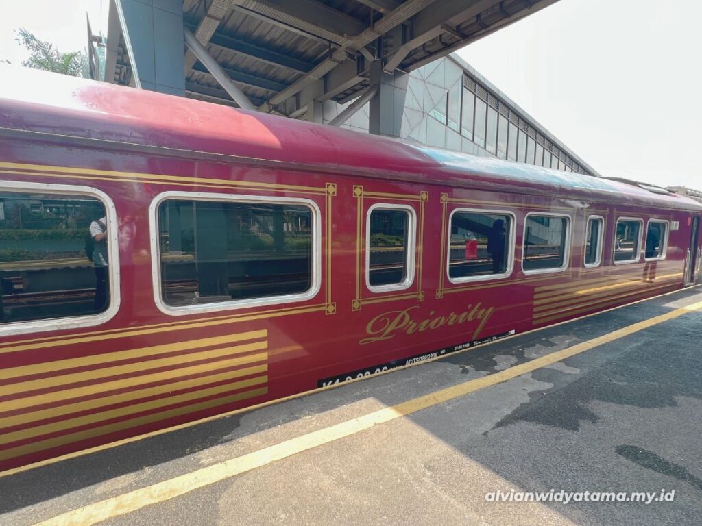 Selayang Pandang dari Kereta Mewah: Pengalaman Perdana Naik Kereta Api ...